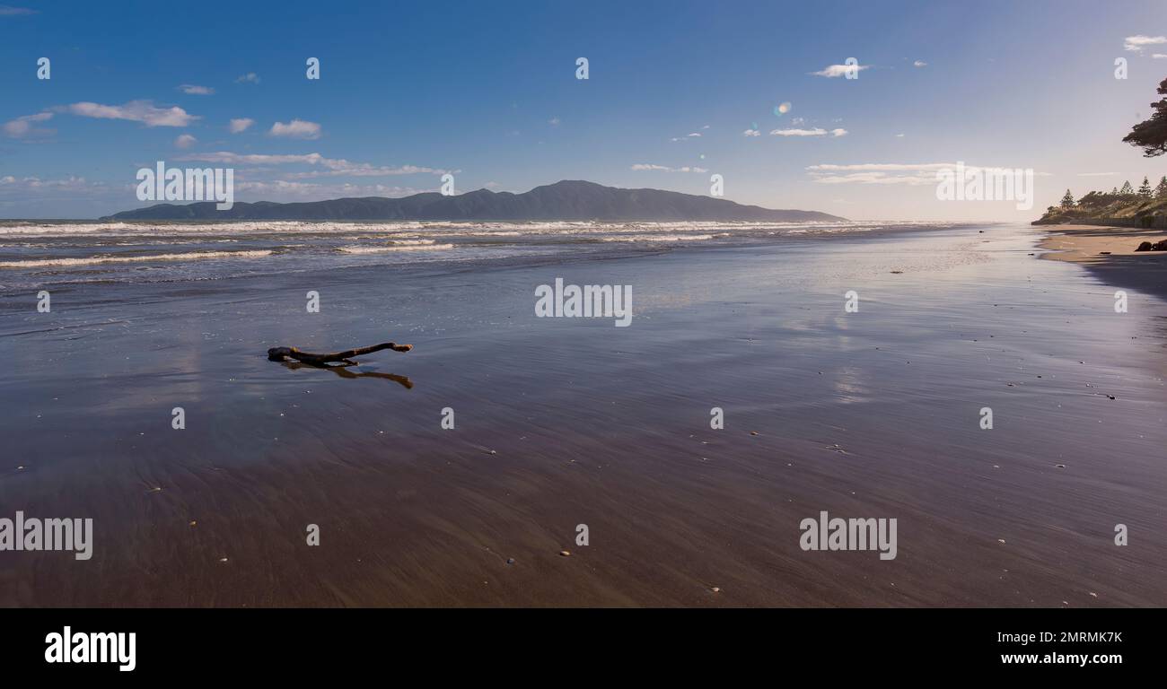The scenic Raumati Beach on a sunny day in New Zealand Stock Photo - Alamy