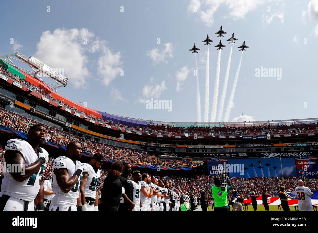 Members of the U.S. Air Force Thunderbirds flight demonstration team ...
