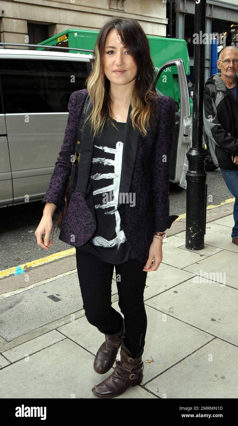 EXCLUSIVE!! Rocker KT Tunstall signs autographs for fans as she arrives ...