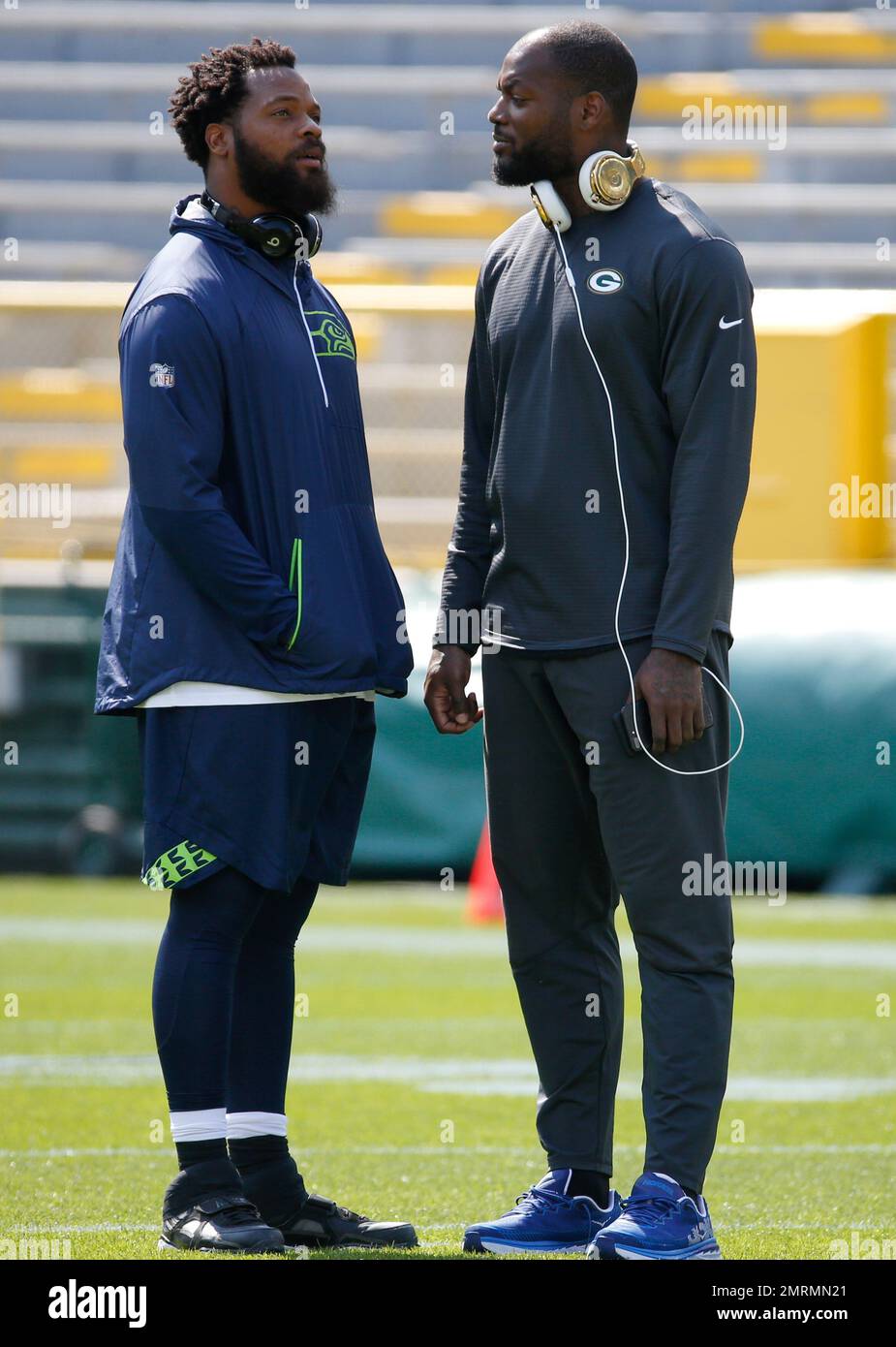 Green Bay Packers' Martellus Bennett, right, talks to his brother ...