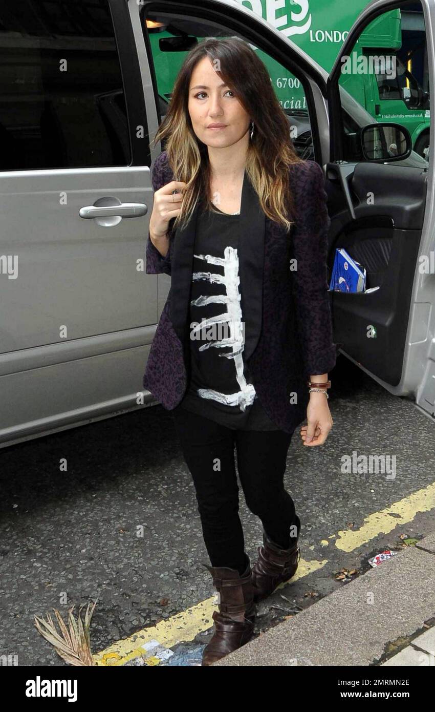 EXCLUSIVE!! Rocker KT Tunstall signs autographs for fans as she arrives ...