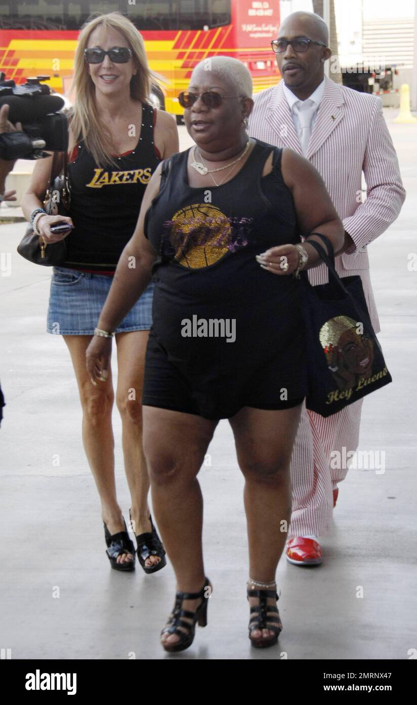 Luenell shows off her baby bump as she arrives at the LA Lakers game at ...