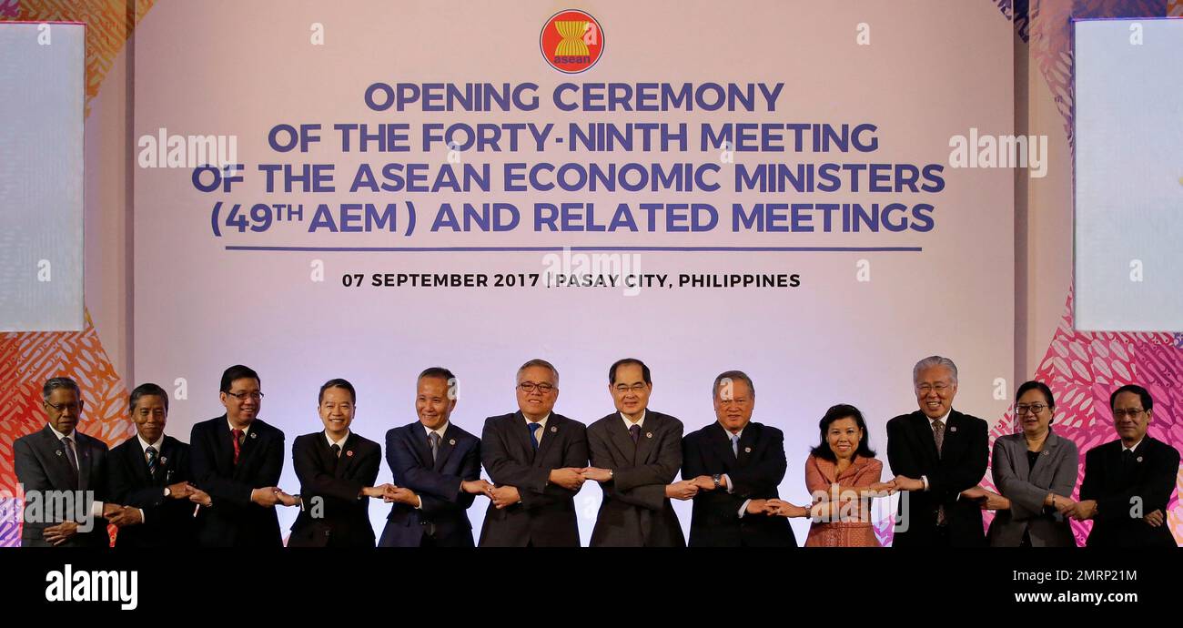 From left, Malaysia Minister of International Industry and Commerce ...