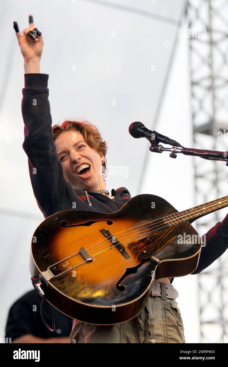 Ani difranco live concert hi-res stock photography and images - Alamy