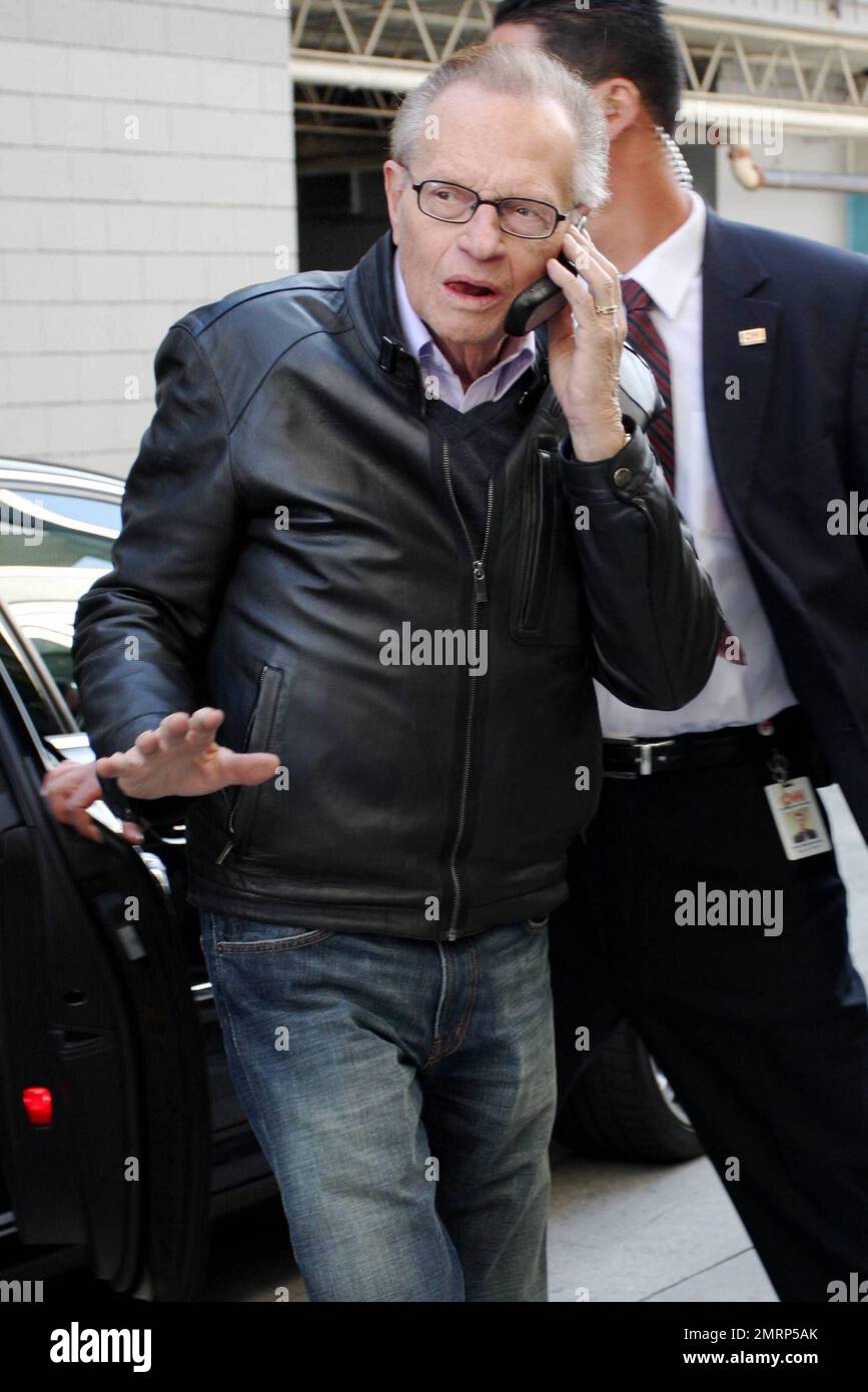 Larry King chats busily on his cellphone as he arrives at the CNN ...