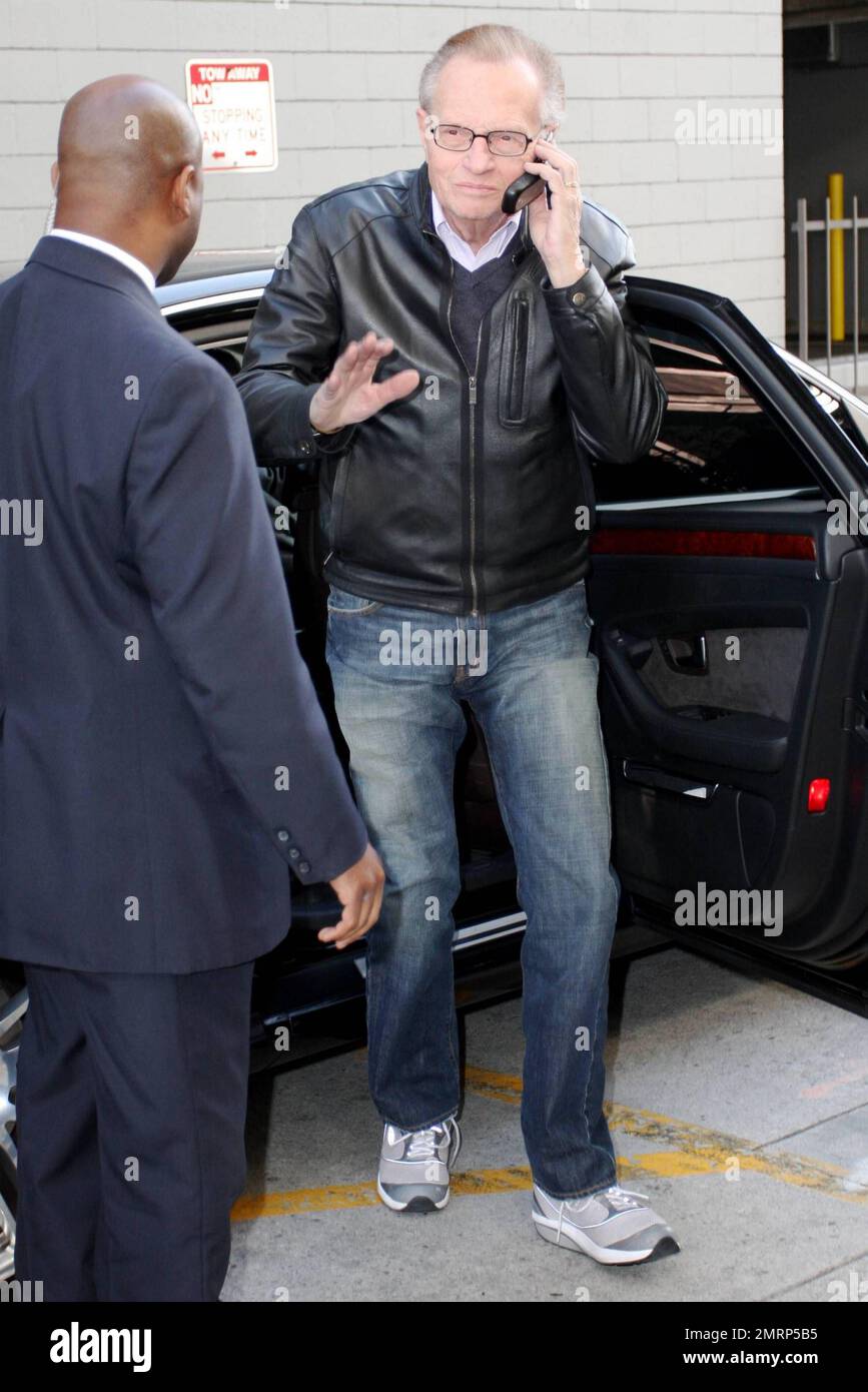 Larry King chats busily on his cellphone as he arrives at the CNN ...
