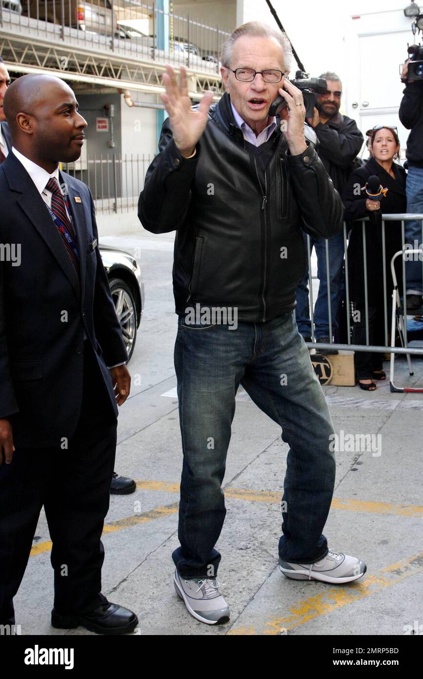 Larry King chats busily on his cellphone as he arrives at the CNN ...