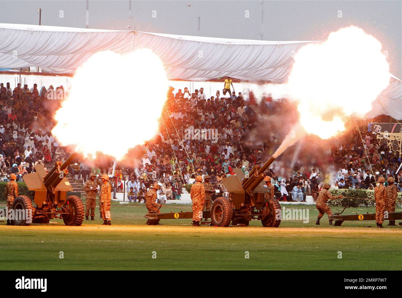 Pakistani soldiers fire canons to celebrate Pakistan Defense Day ...