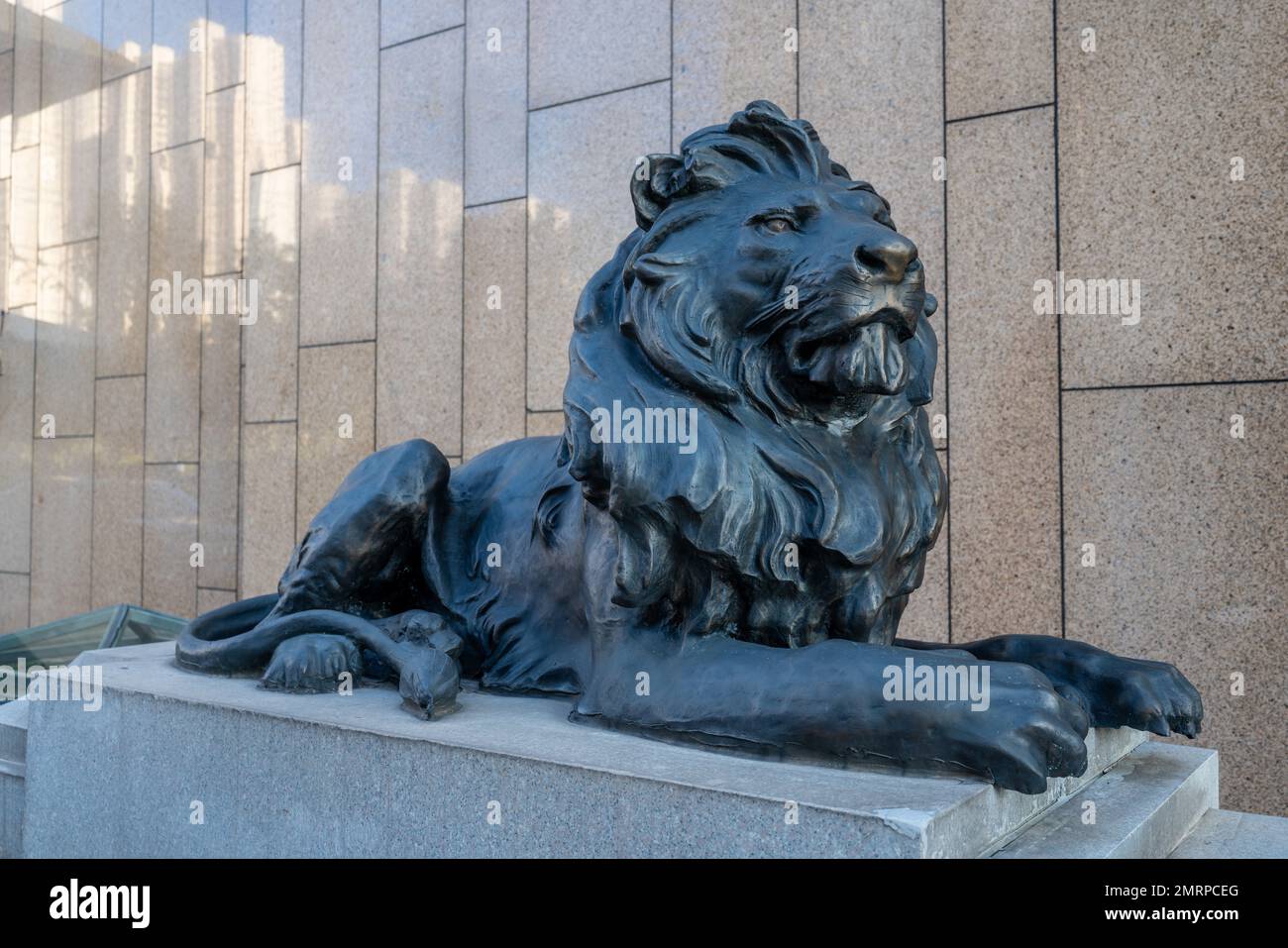 Copper lion sculpture hi-res stock photography and images - Alamy