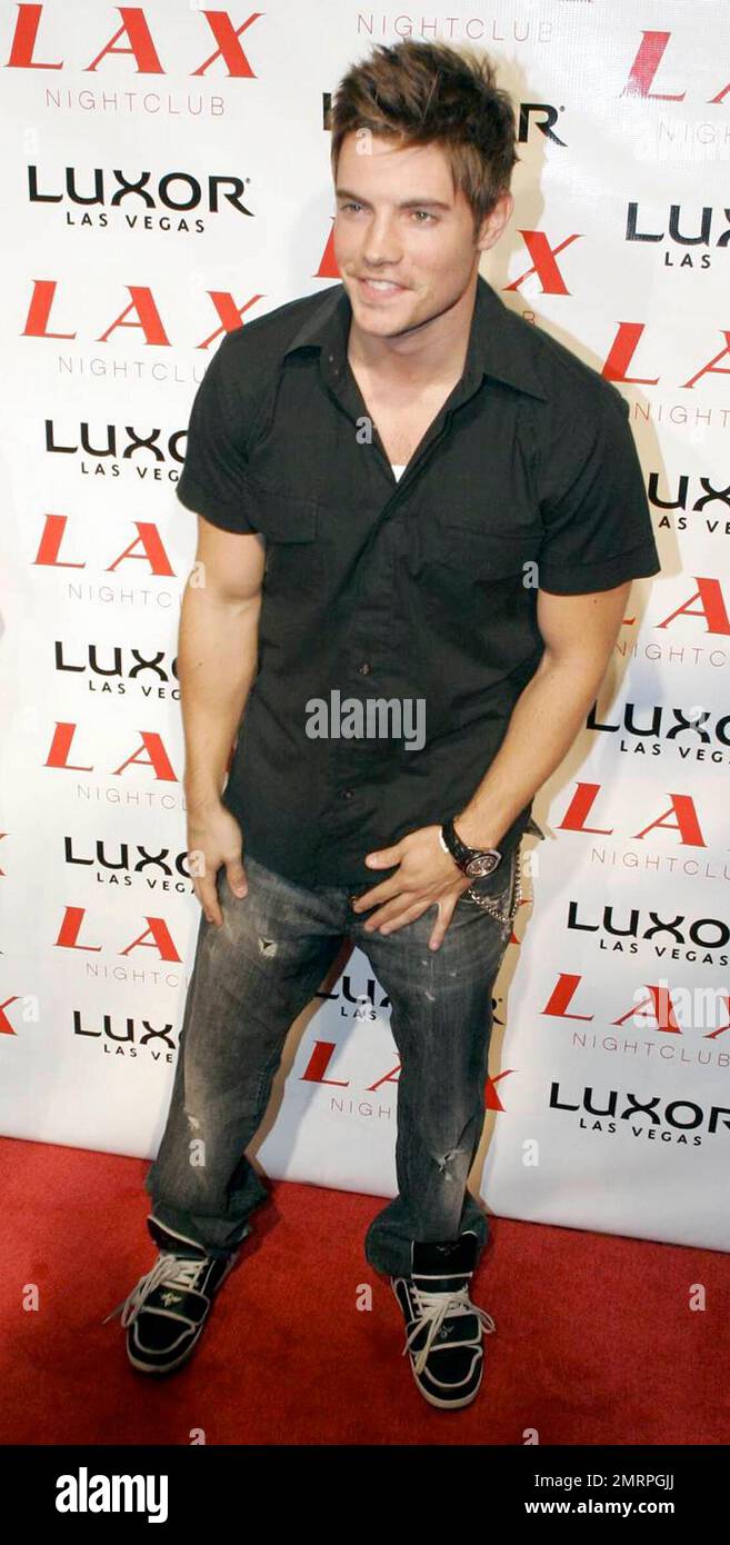 Josh Henderson greets the press and his fans on the red carpet at the ...