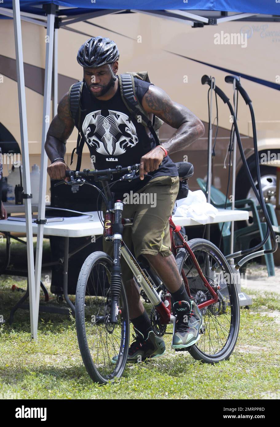 Lebron James films a commercial with a pretty blonde on Ocean Drive in ...