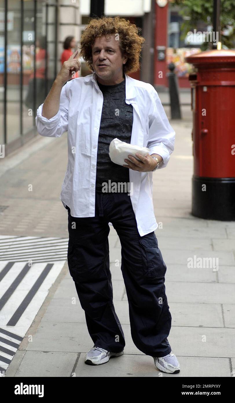 '70s singer Leo Sayer tosses about his dinner for the cameras while ...