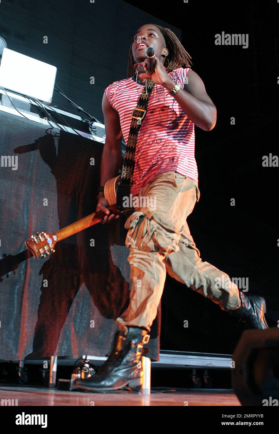 Leon Thomas performs live in concert as opening act for Big Time Rush ...