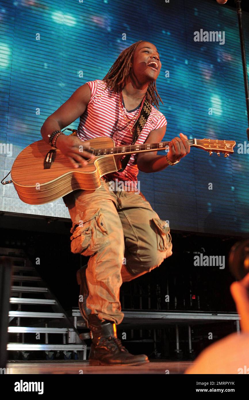 Leon Thomas performs live in concert as opening act for Big Time Rush ...