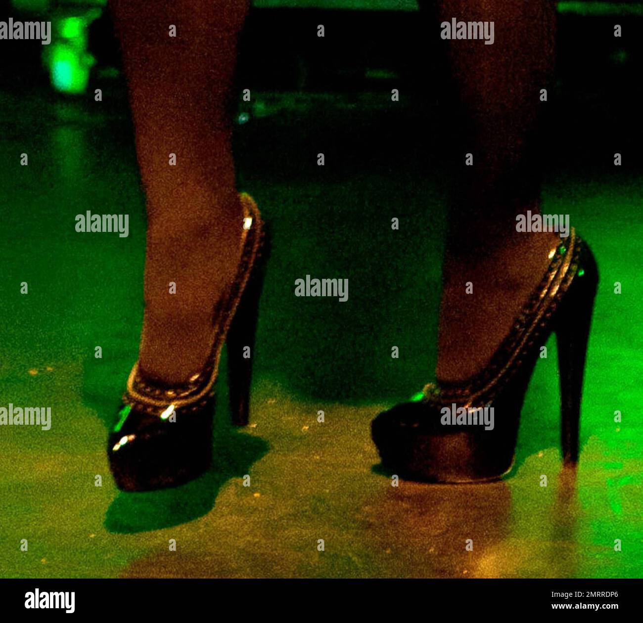 Very pregnant Lily Allen wears insanely high platform heels for a ...