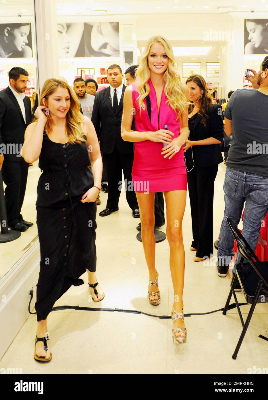 Victoria's Secret model Lindsay Ellingson shows off her very slender ...