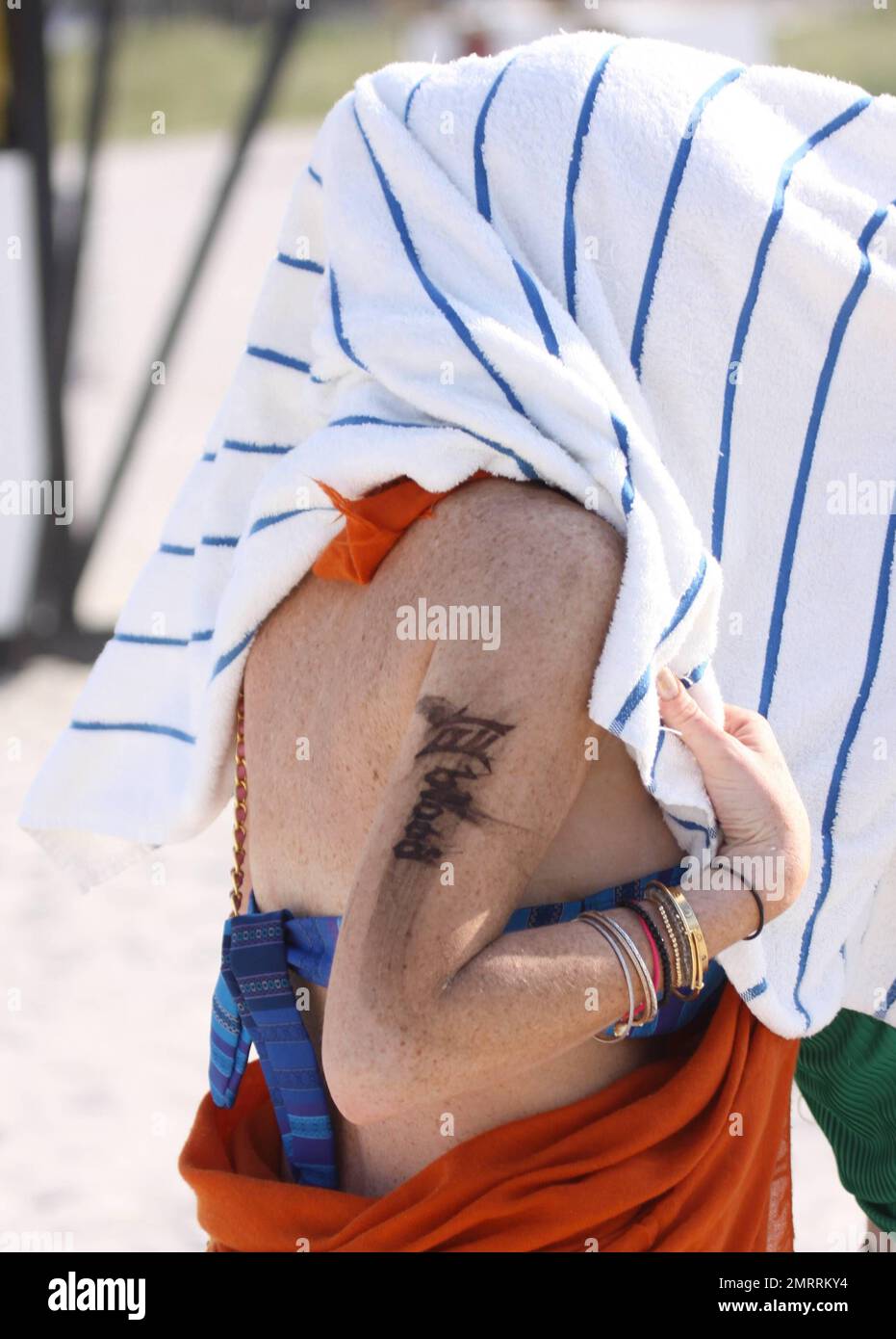 Lindsay Lohan Hand Tattoo Lindsay Lohan Bitten By Snake While On Hike