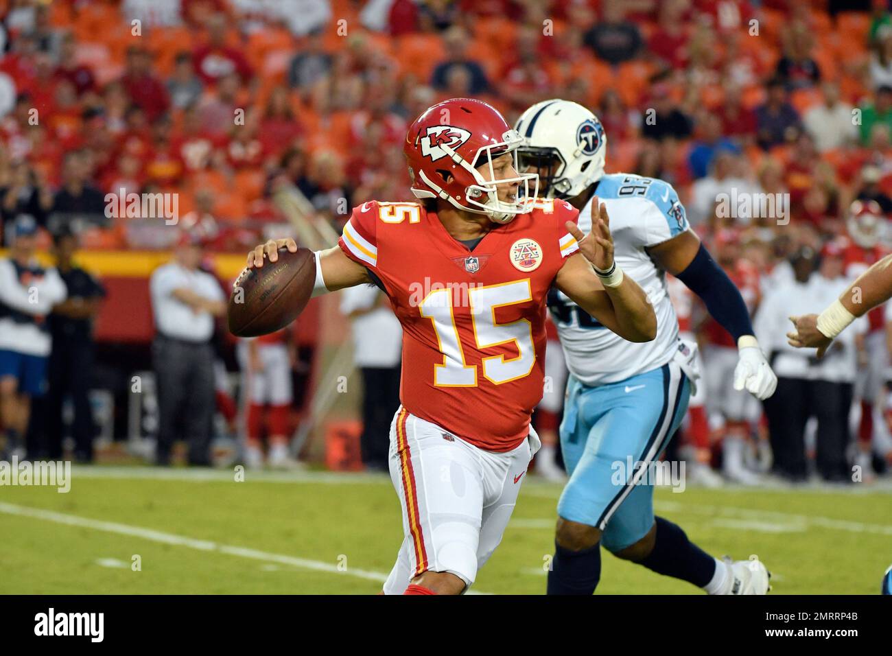 Kansas City Chiefs quarterback Patrick Mahomes (15) throws in front of ...