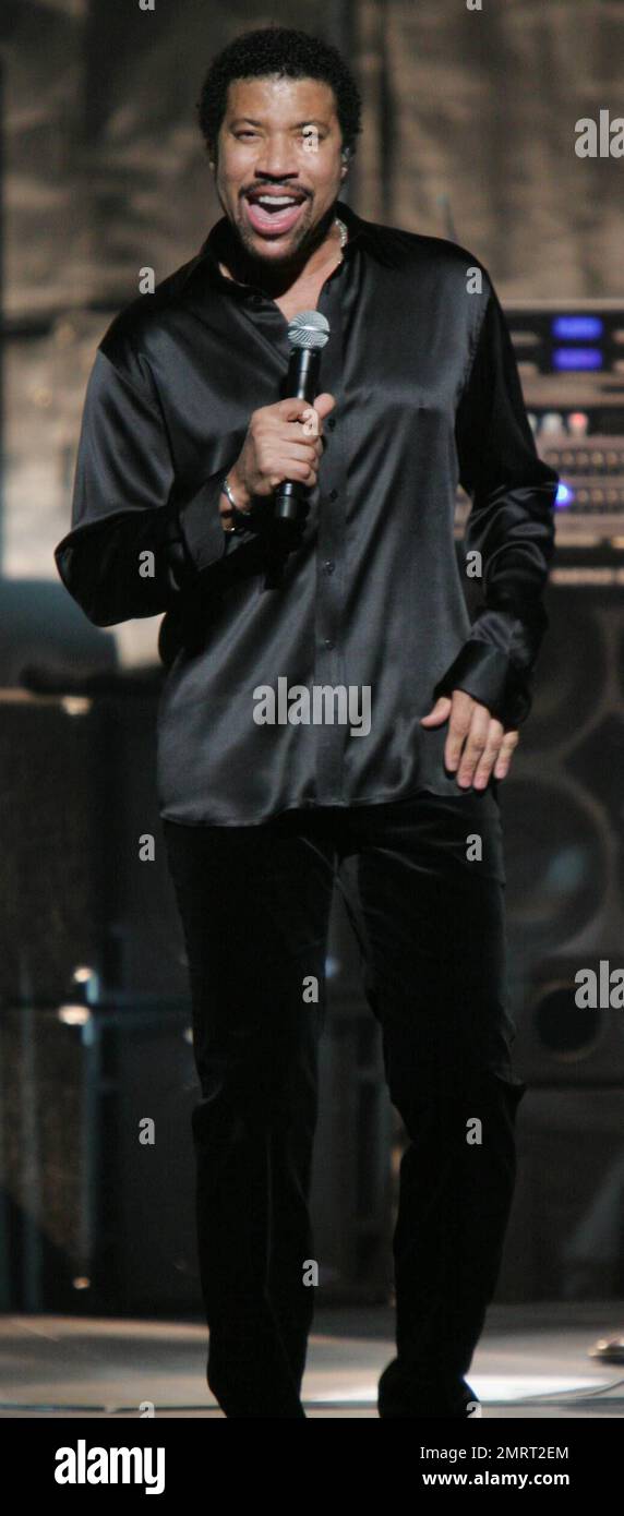 Singer Lionel Richie performs in concert at the Kodak Theatre in Los ...