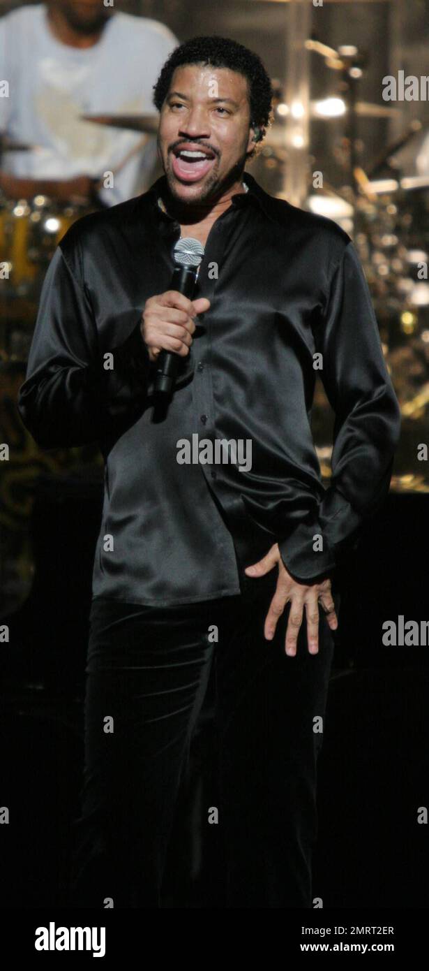 Singer Lionel Richie performs in concert at the Kodak Theatre in Los ...