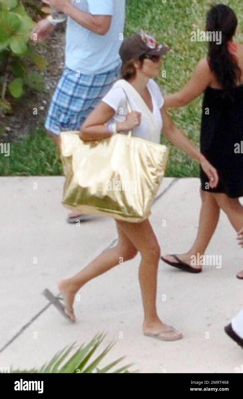 Exclusive!! Actress Lisa Rinna shows off her long slender legs as she ...