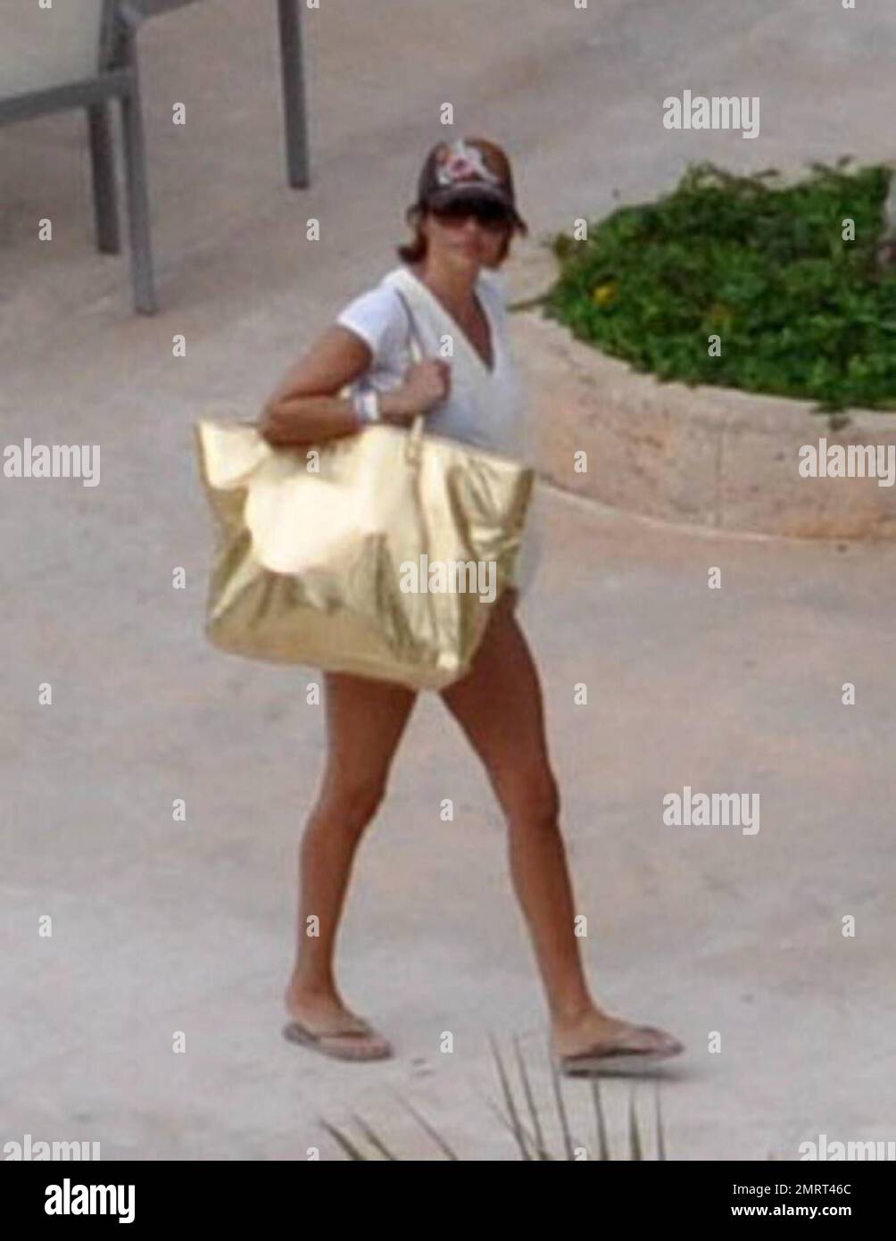 Exclusive!! Actress Lisa Rinna shows off her long slender legs as she ...