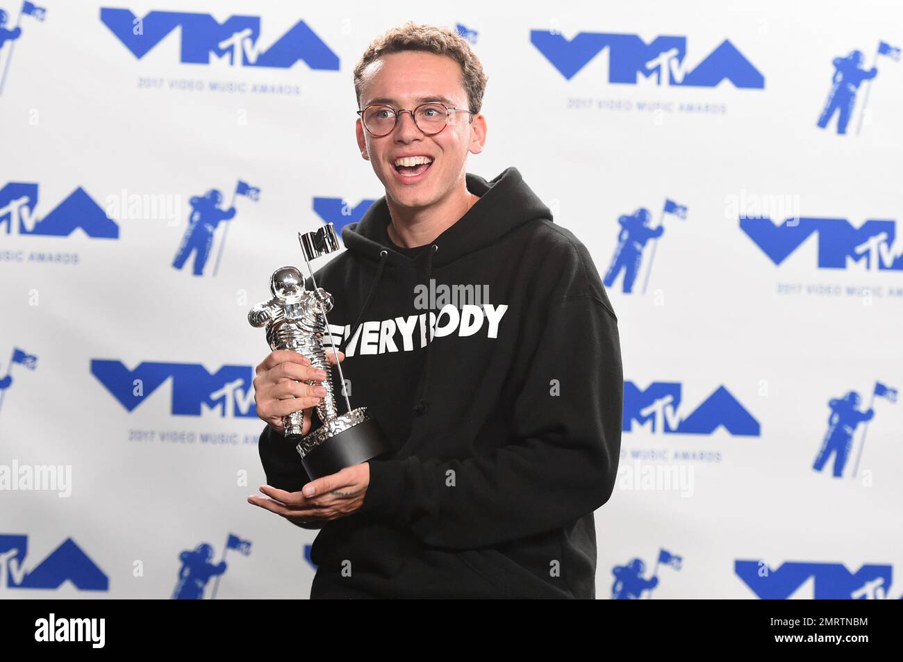 Logic poses in the press room with the award for best fight against the ...