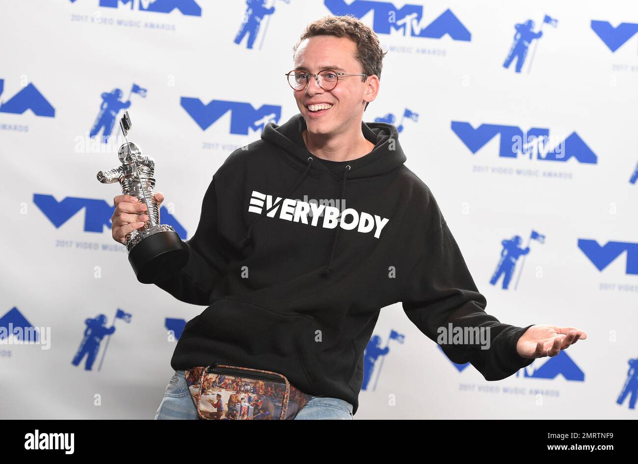 Logic poses in the press room with the award for best fight against the ...