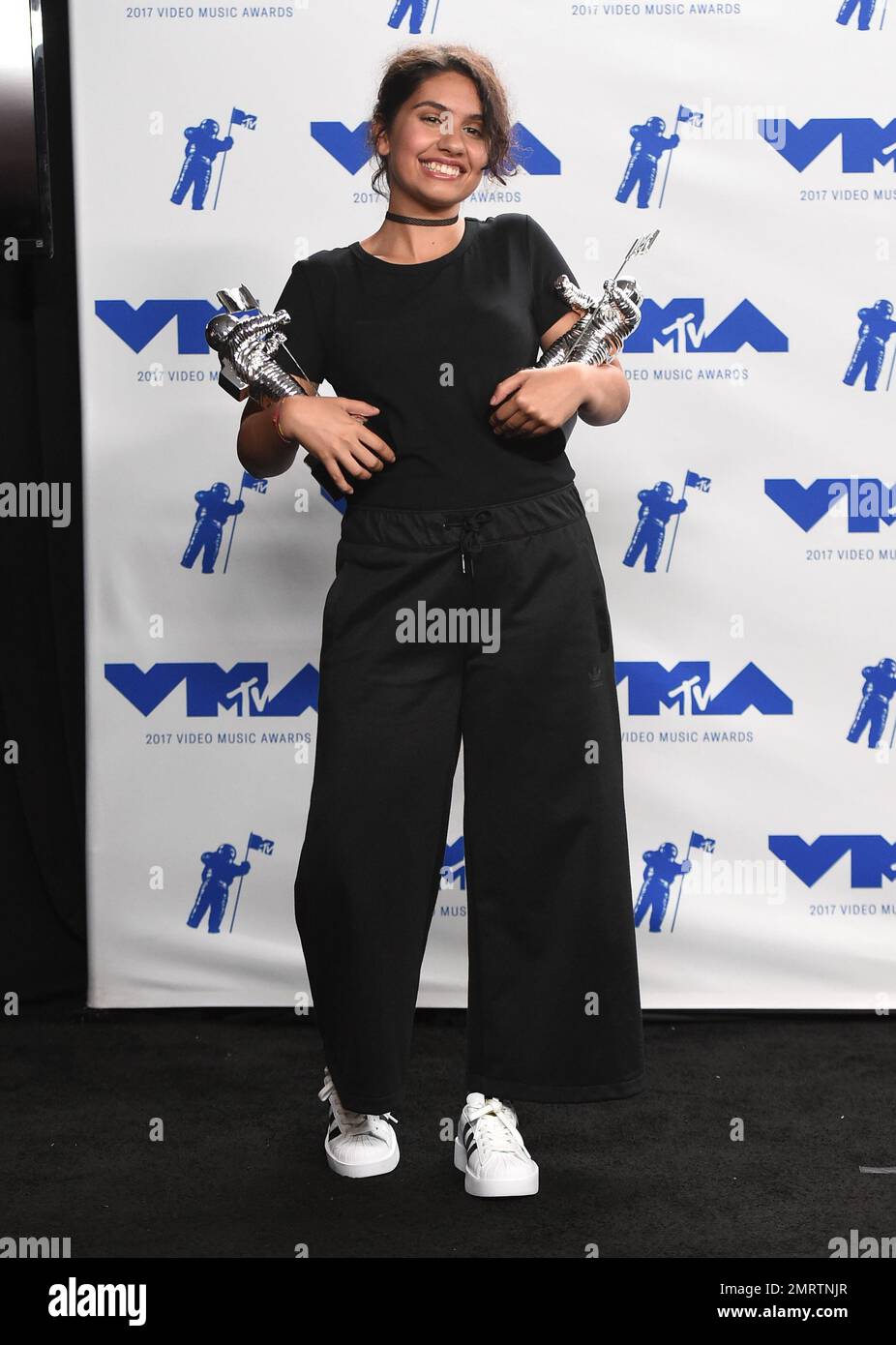 Alessia Cara poses in the press room with the awards for best dance ...