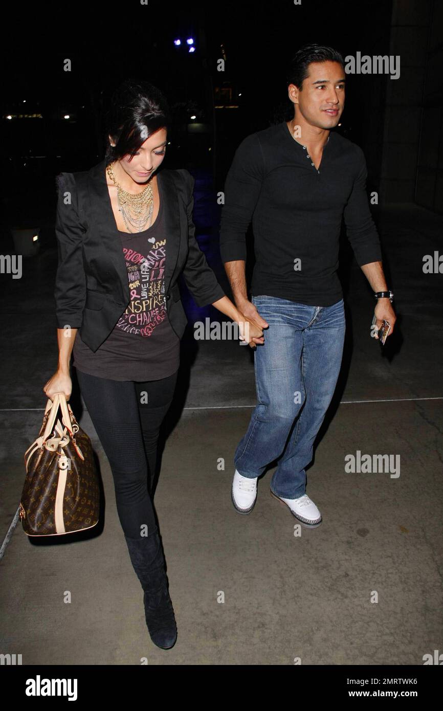 Mario Lopez and girlfriend Courtney Mazza smile and hold hands as they ...