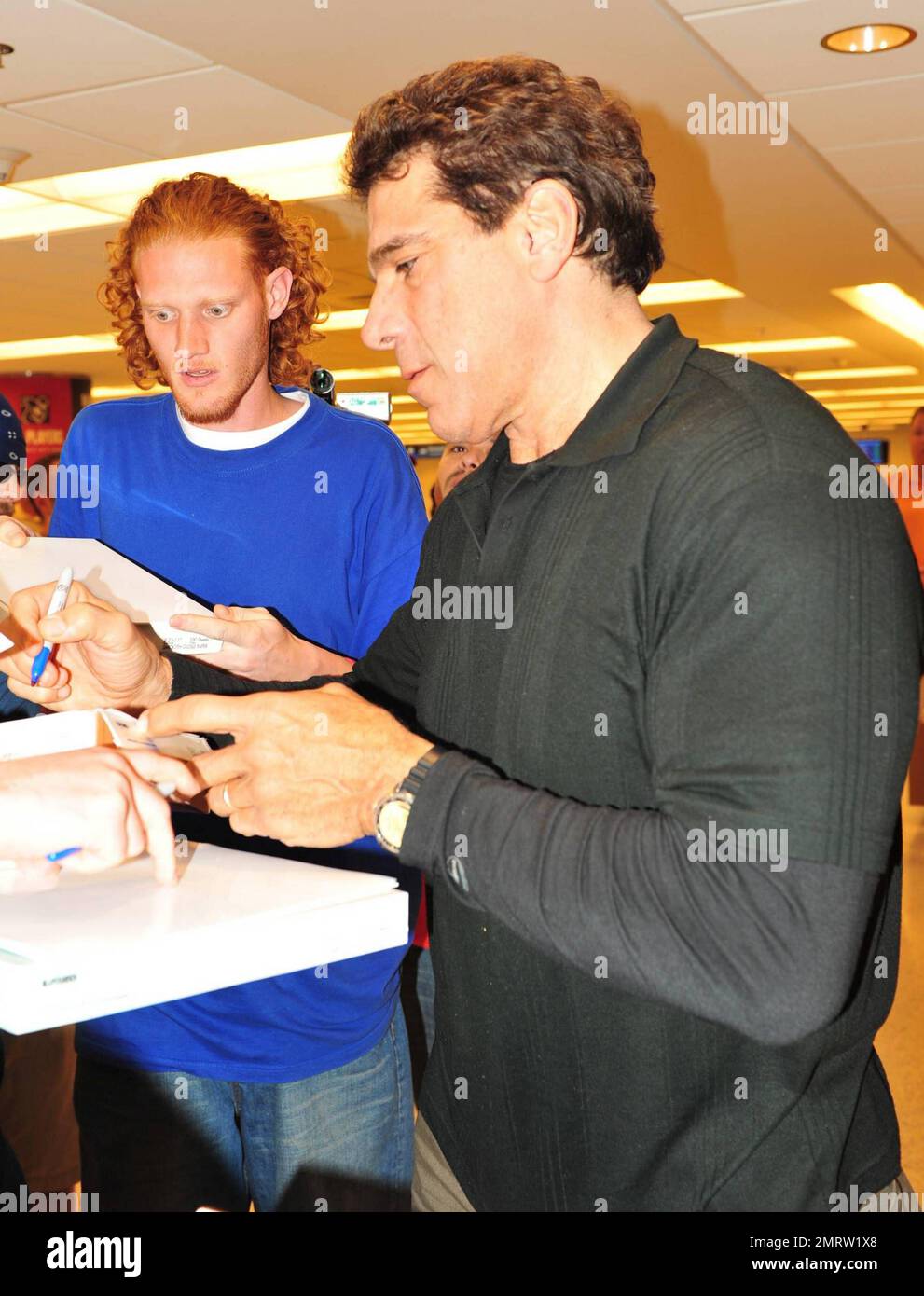 "The Hulk" Lou Ferrigno stops to sign autographs for fans after ...