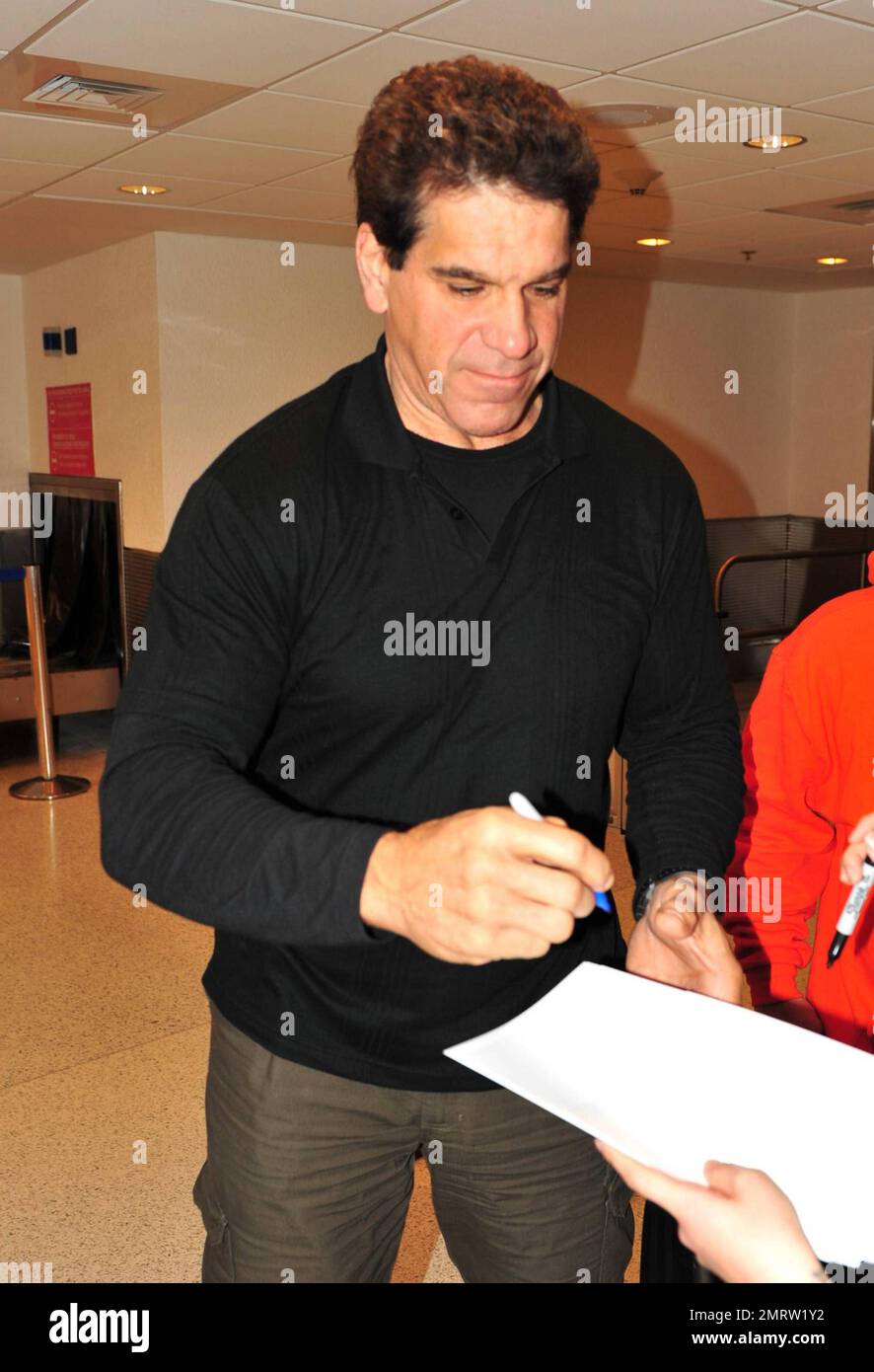 "The Hulk" Lou Ferrigno stops to sign autographs for fans after ...