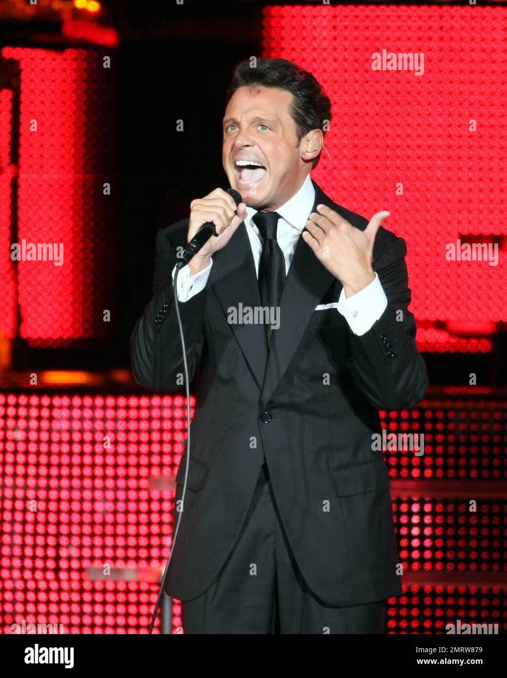 Luis Miguel Singing