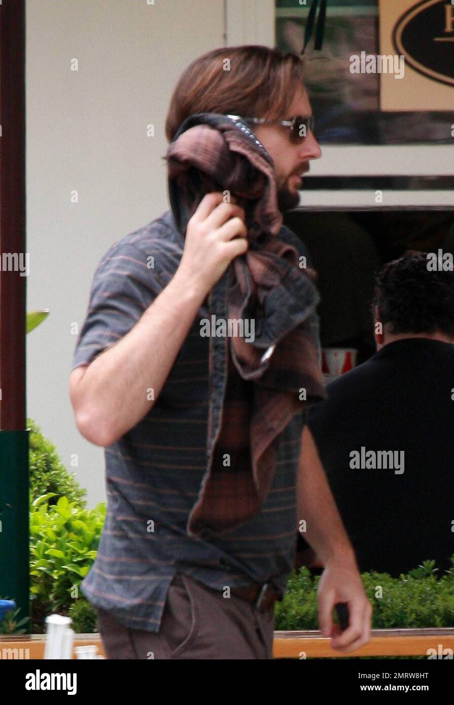 Hide face from photographers hi-res stock photography and images - Alamy