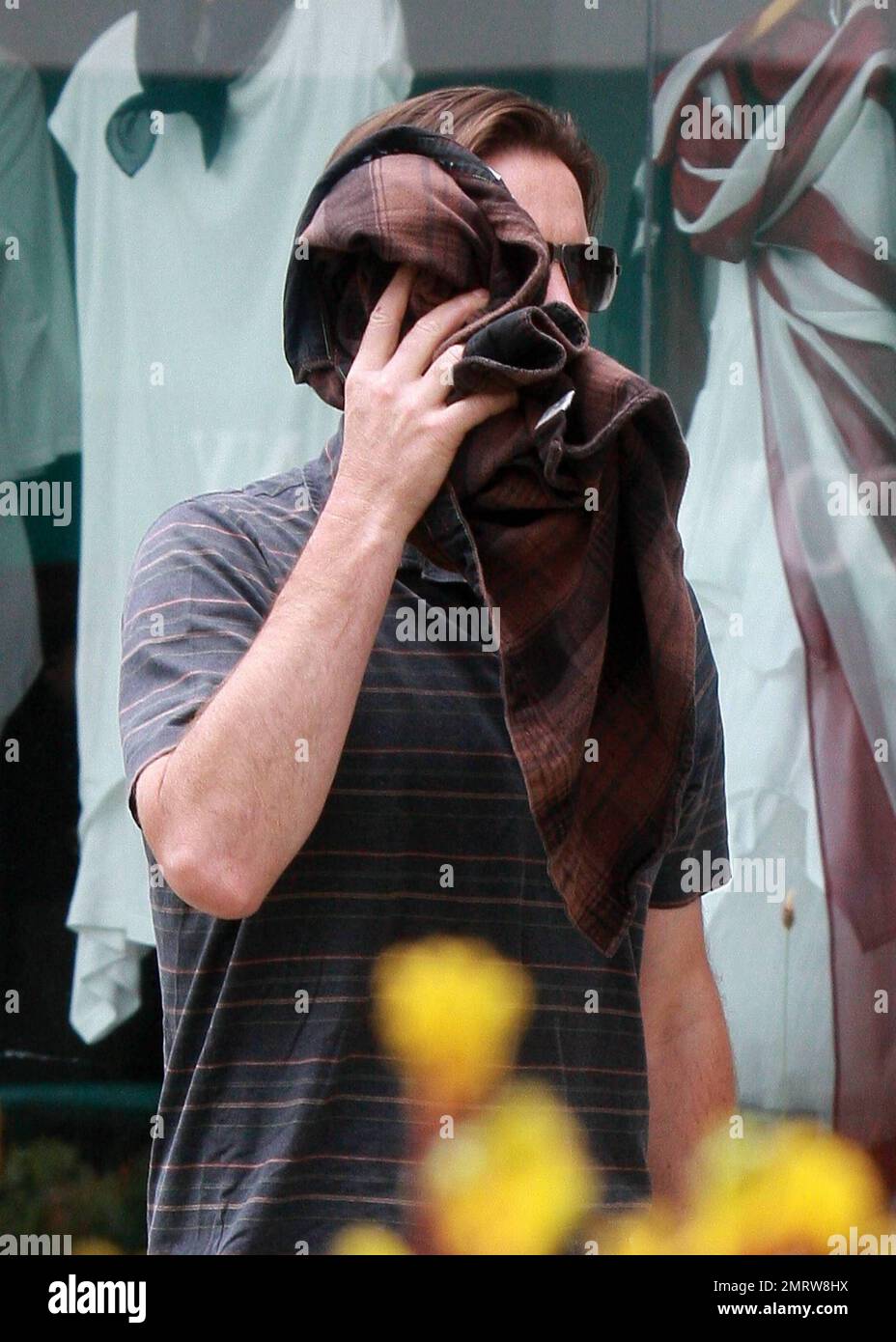 Actor Luke Wilson shows off his beard as he has a casual lunch with ...