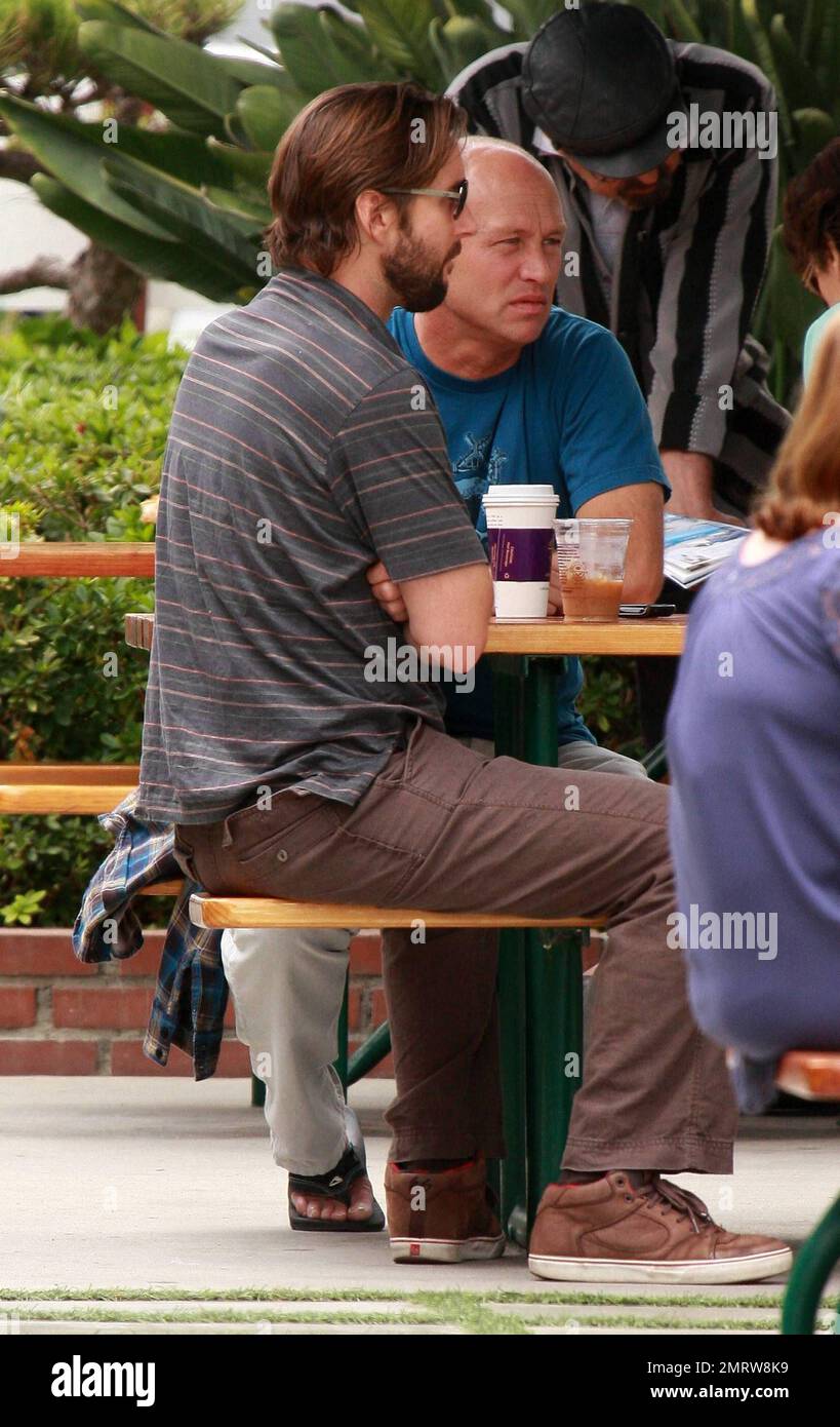 Hide face from photographers hi-res stock photography and images - Alamy