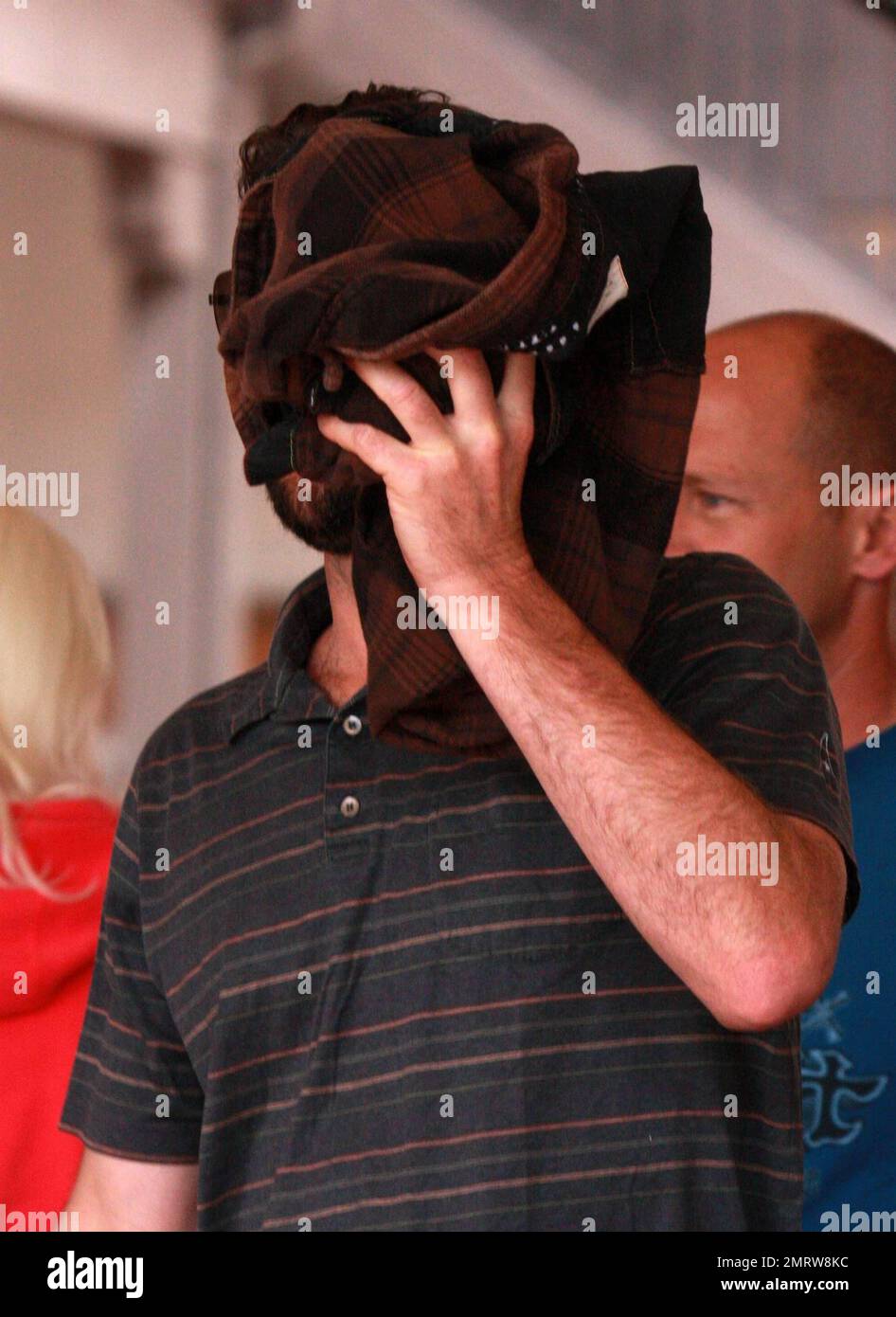 Actor Luke Wilson shows off his beard as he has a casual lunch with ...