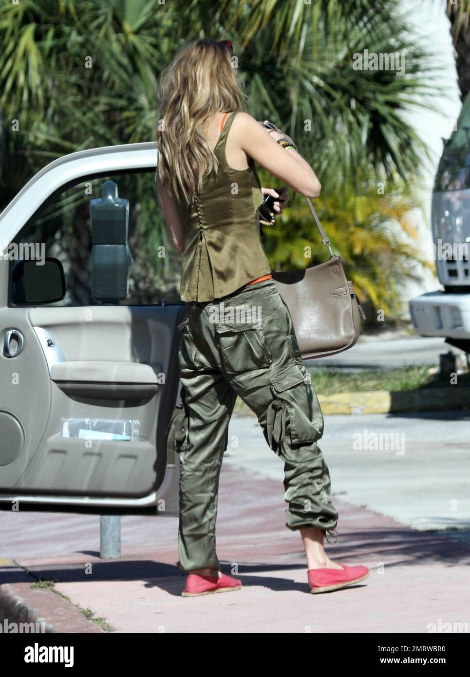 EXCLUSIVE!! Supermodel Elle Macpherson looks casual chic as she spends ...