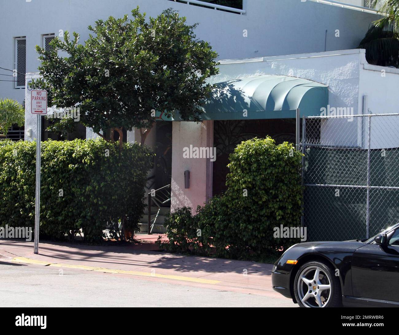 EXCLUSIVE!! Supermodel Elle Macpherson looks casual chic as she spends ...