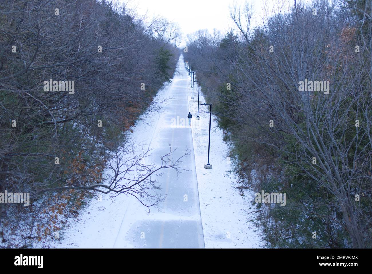 Snowy walkway hi-res stock photography and images - Alamy