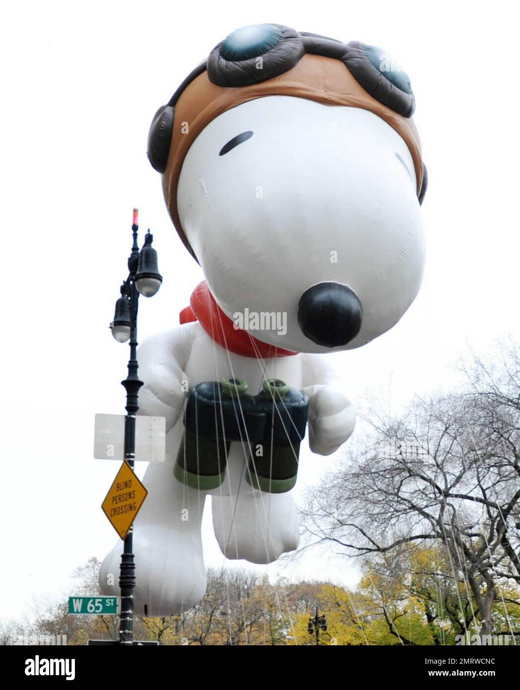 Snoopy giant balloon hi-res stock photography and images - Alamy