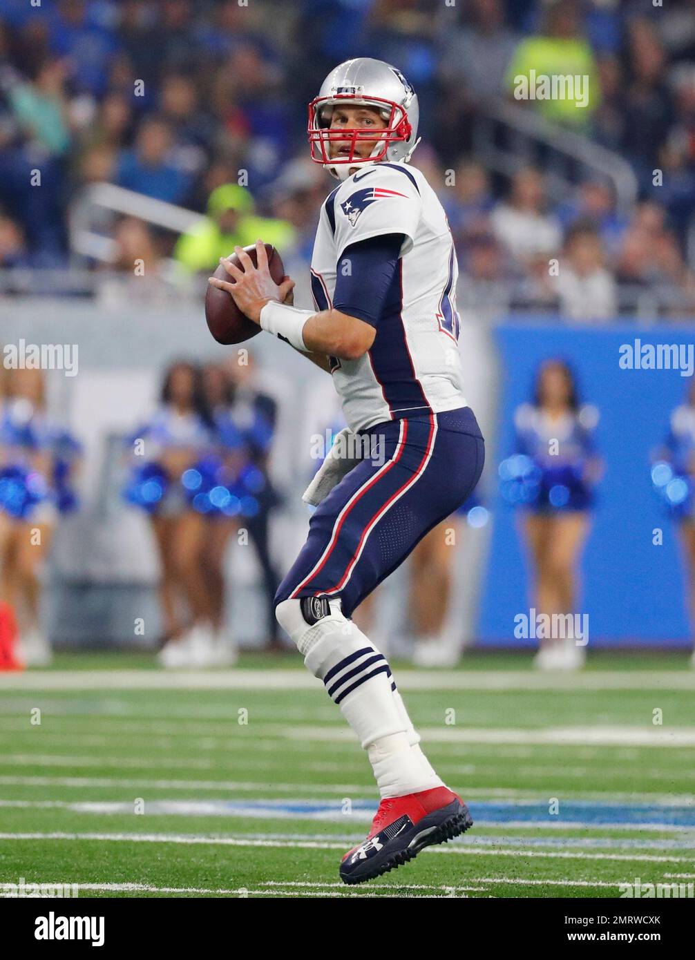 New England Patriots quarterback Tom Brady looks downfield during the ...