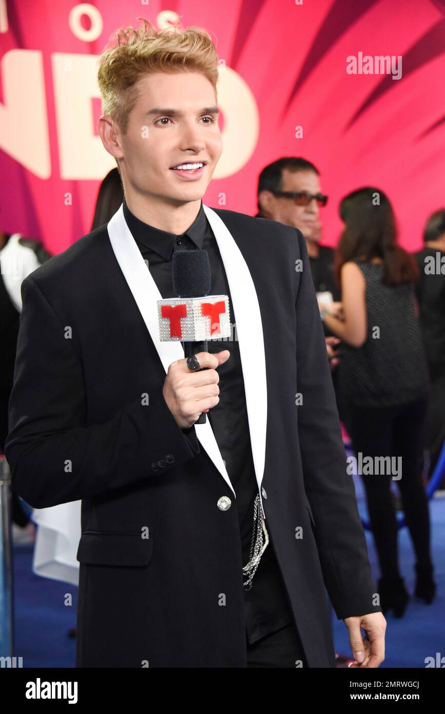 Christian Acosta attends the 2017 Premios Tu Mundo at the American ...