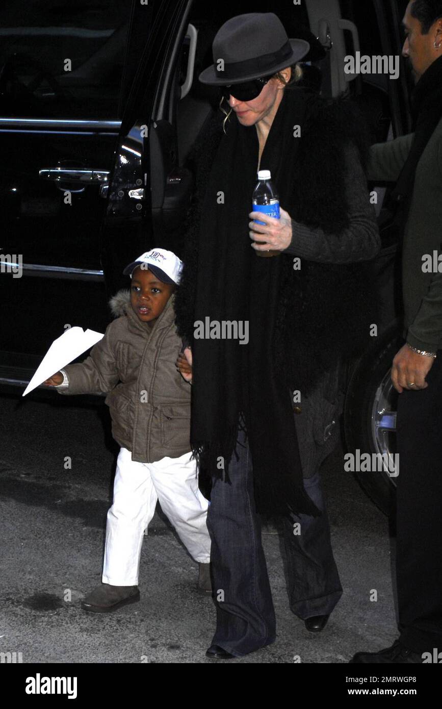 Madonna pays a visit to the NYC Kaballah Center with ex-husband Guy ...