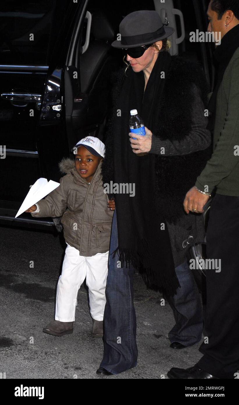 Madonna pays a visit to the NYC Kaballah Center with ex-husband Guy ...