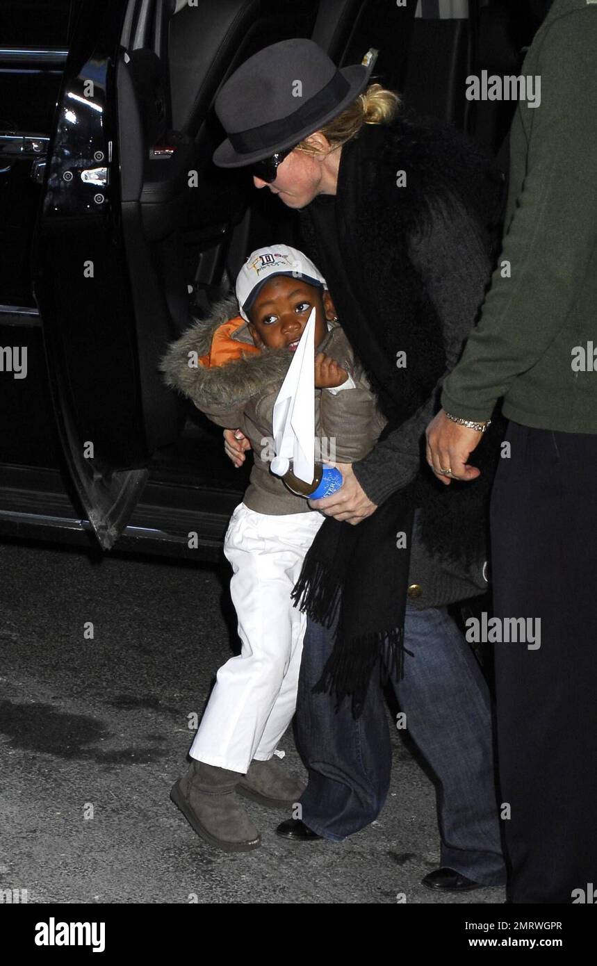 Madonna pays a visit to the NYC Kaballah Center with ex-husband Guy ...