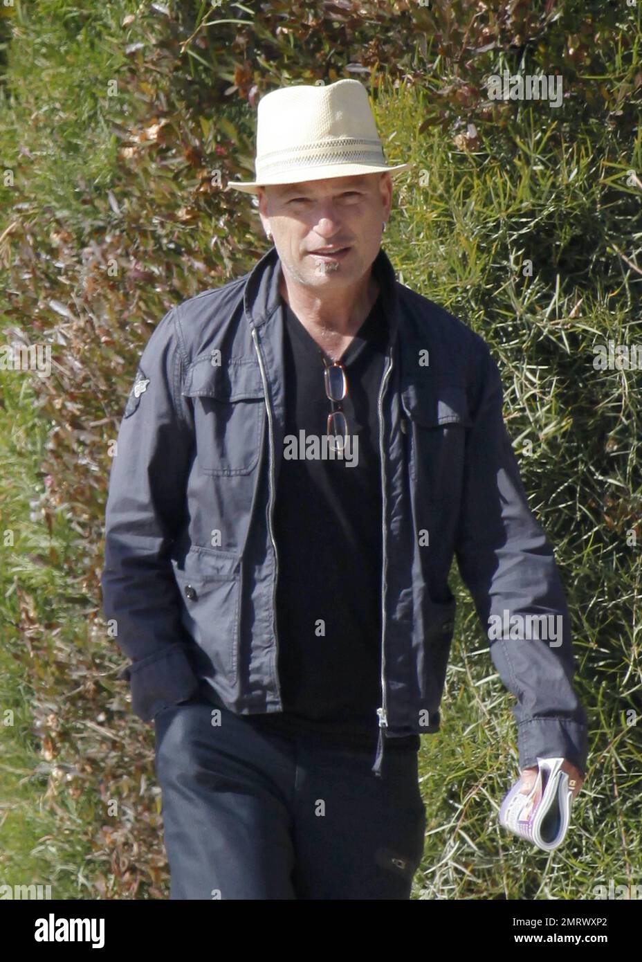 'Deal or No Deal' host Howie Mandel enjoys Labor Day Weekend by taking a stroll with his wife ...