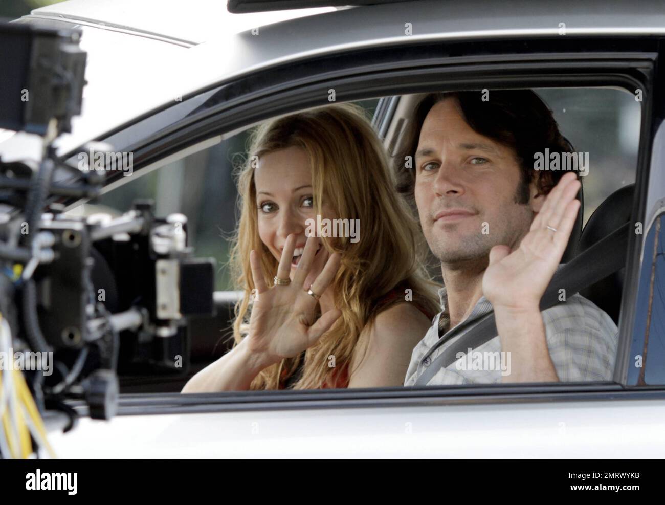 Leslie Mann and Paul Rudd wave while taking a break from filming on the ...