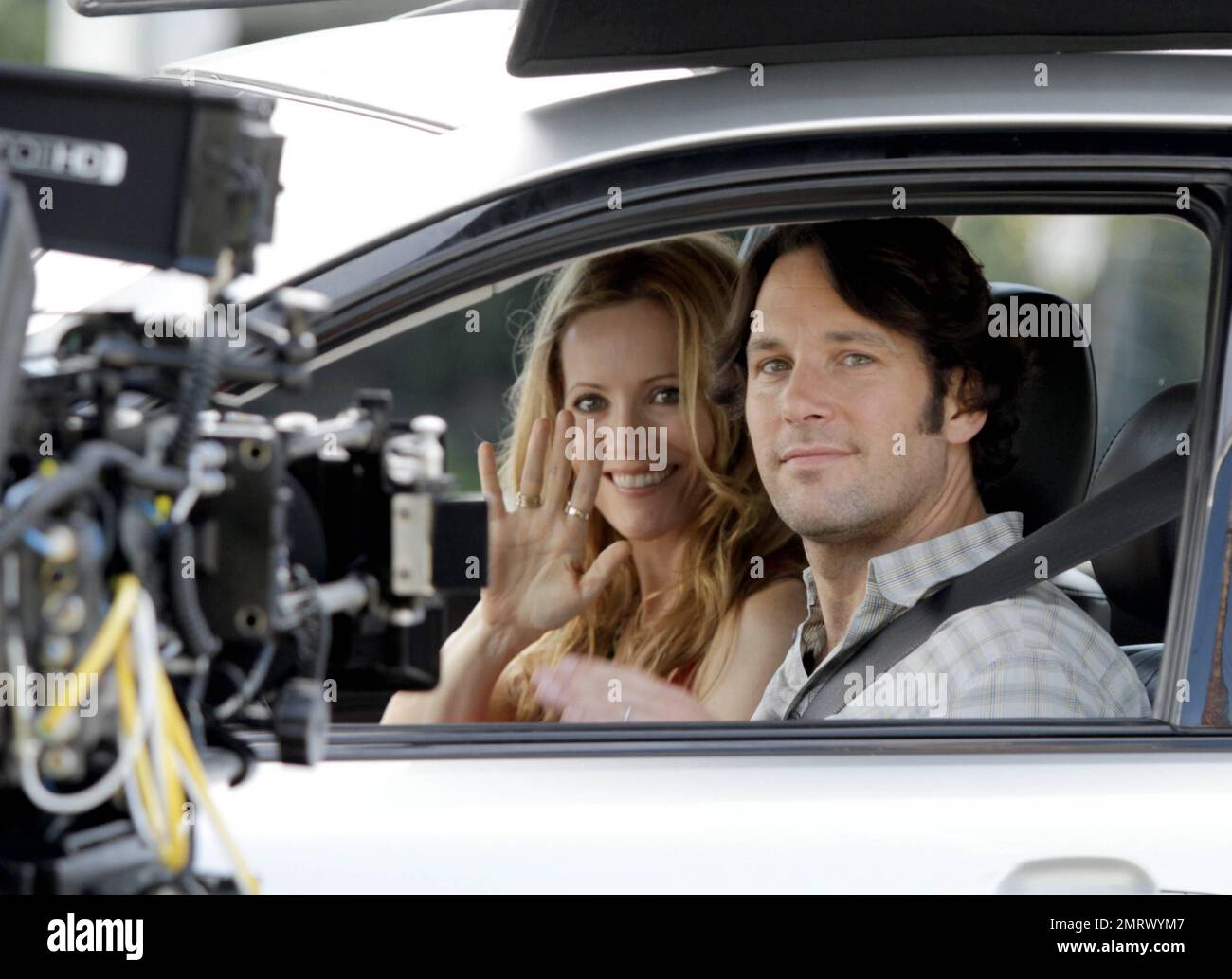 Leslie Mann and Paul Rudd wave while taking a break from filming on the ...