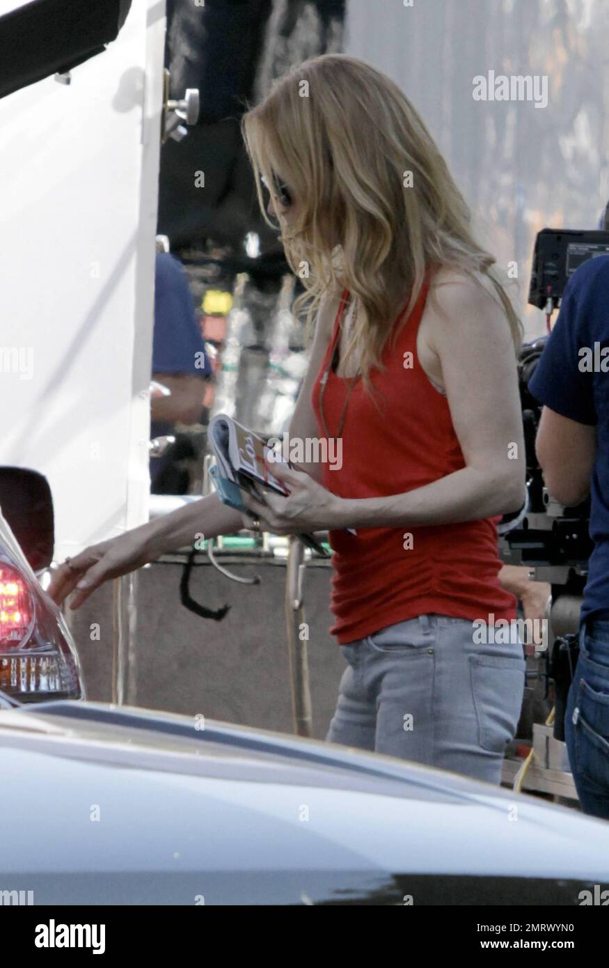 Leslie Mann and Paul Rudd wave while taking a break from filming on the ...